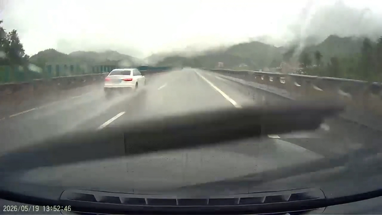 Car spins out on rainy Hunan highway
