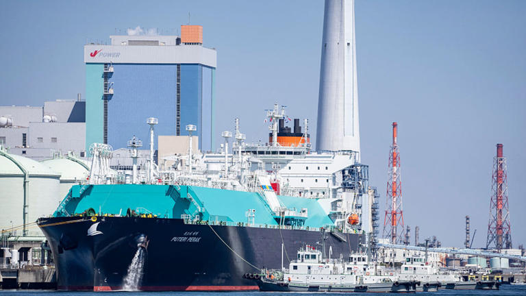 LNG-Tanker und Supertanker haben Durchfahrt durch die Straße von Hormus ...