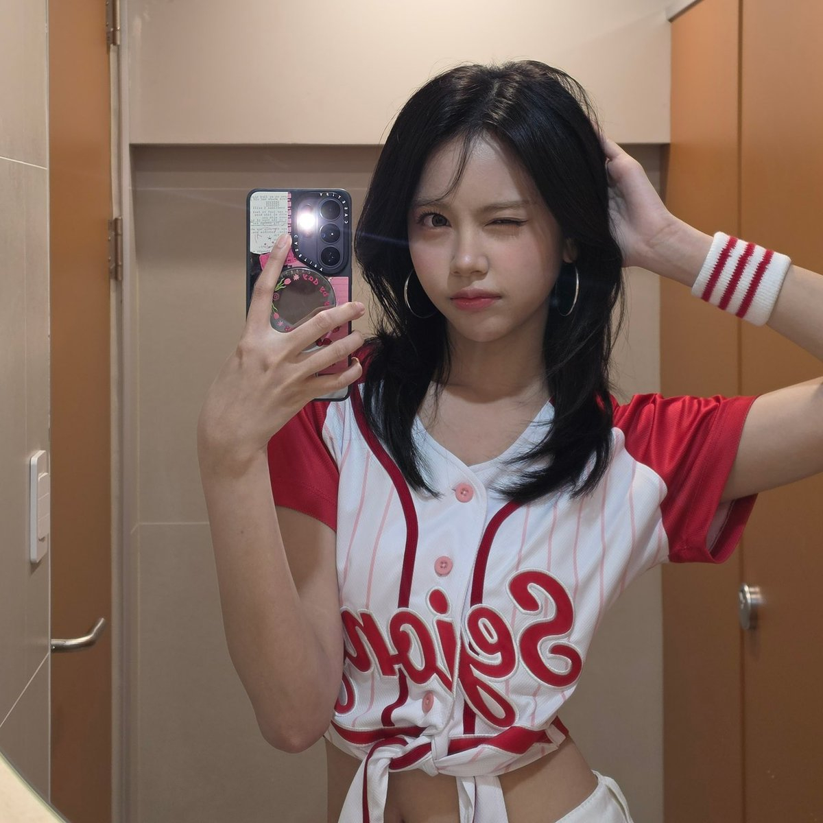 Inspirasi gaya rambut wolf cut yang edgy namun tetap feminin