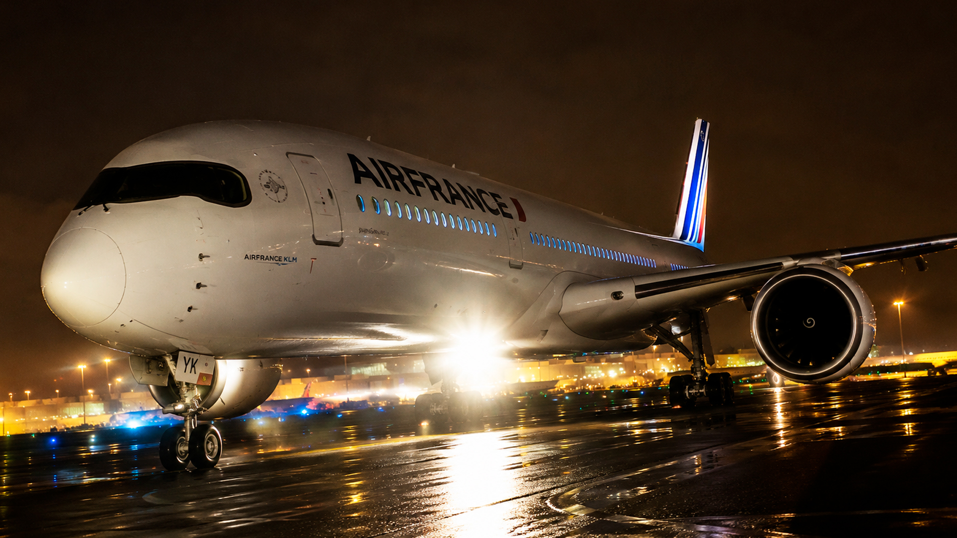 Air France A350 battles Storm Amy at Manchester