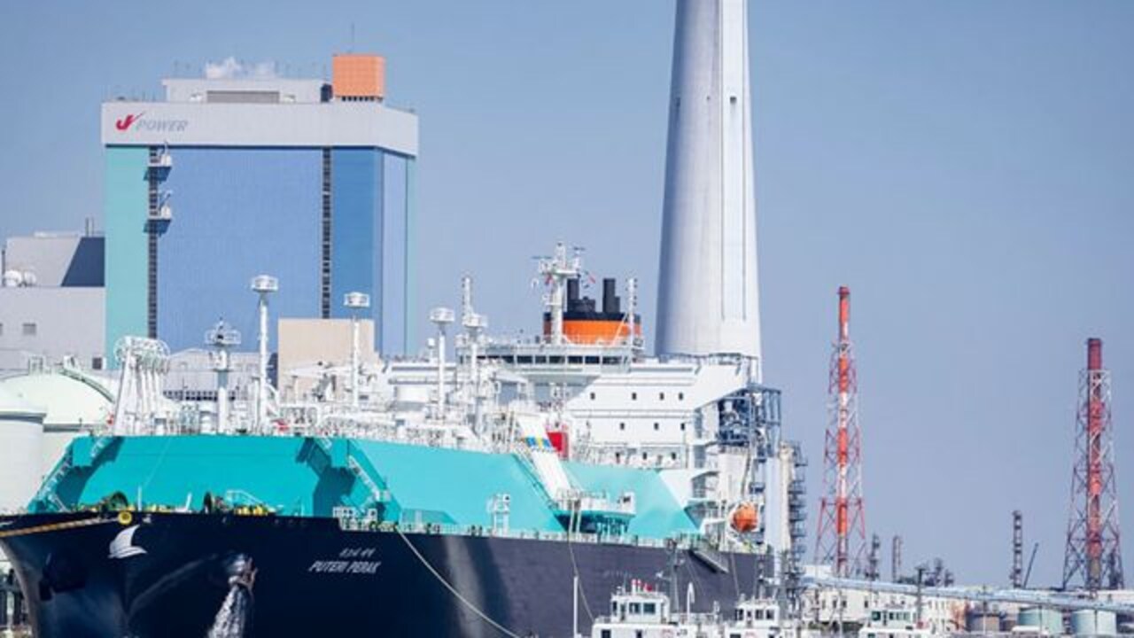 LNG-Tanker und Supertanker haben die Durchfahrt durch die Straße von ...