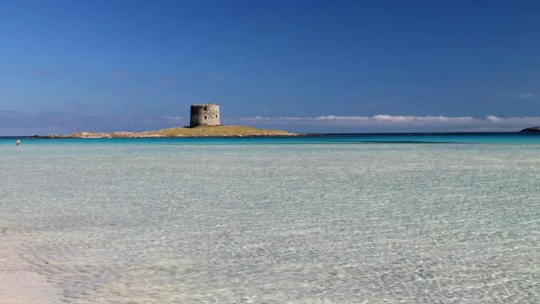 Via dalla Sardegna con 40 kg di sabbia in valigia: turista francese ...