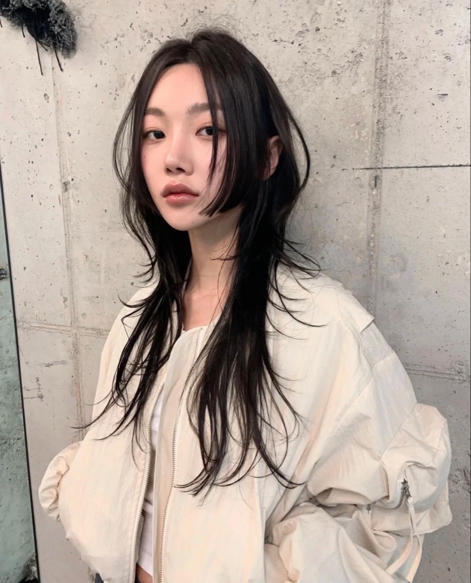 Inspirasi gaya rambut wolf cut yang edgy namun tetap feminin