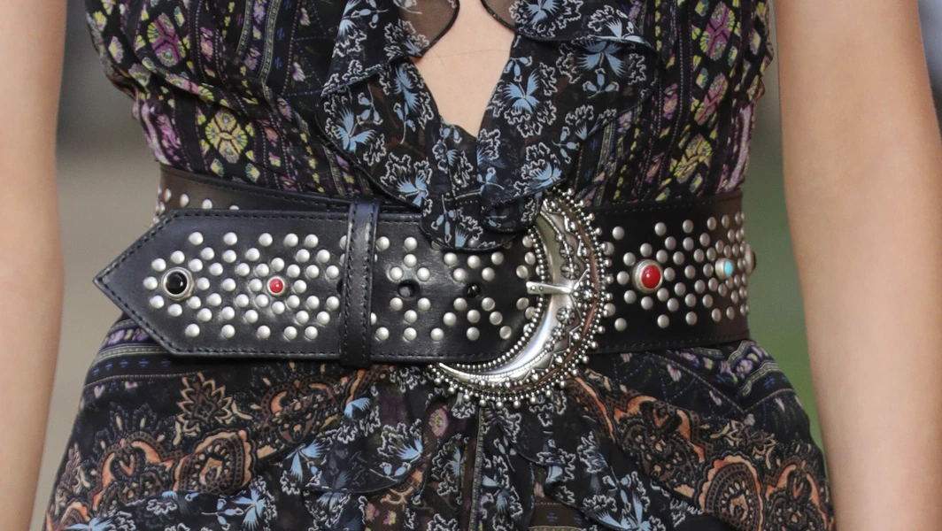 Belt decor ideas add playful twist to summer travel style