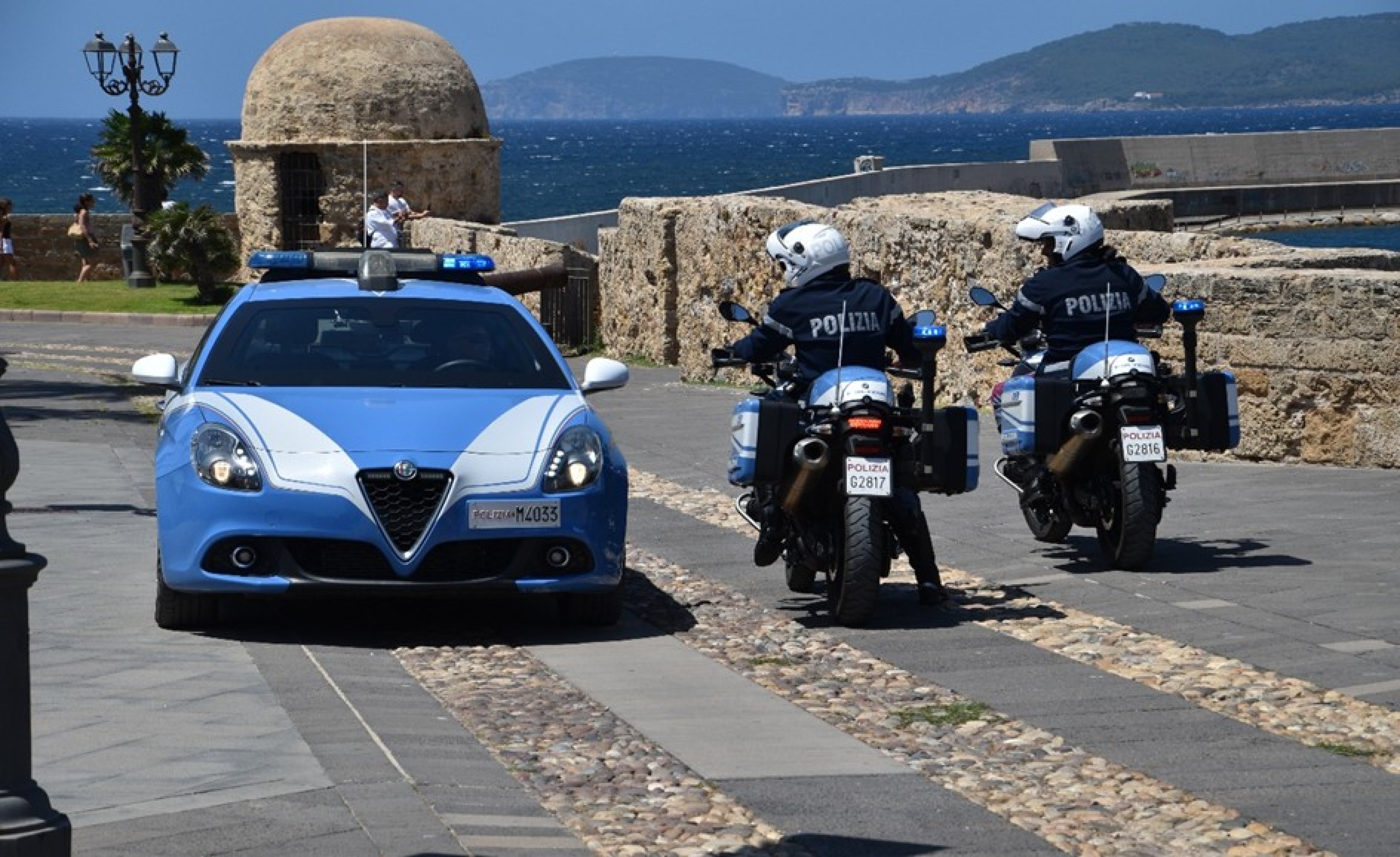 Calci al portone di casa della nonna, giovane denunciato ad Alghero