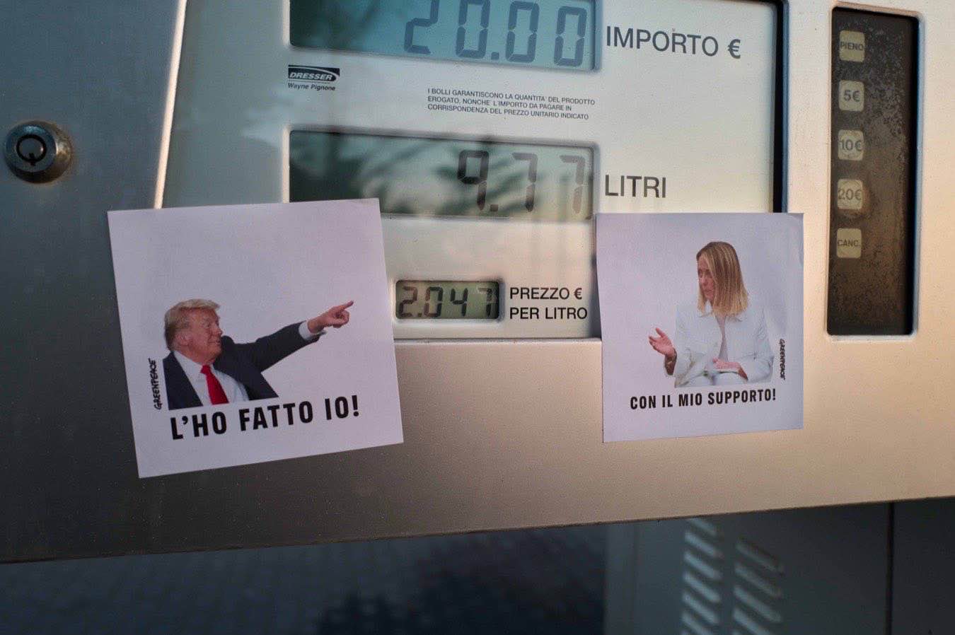 Cosa ci fanno i volti di Trump e Meloni alle pompe di benzina? La ...