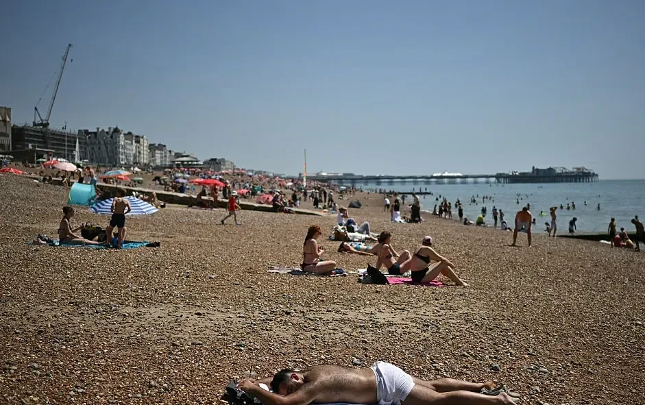 Met Office forecasts 35°C peak as UK heatwave sets records