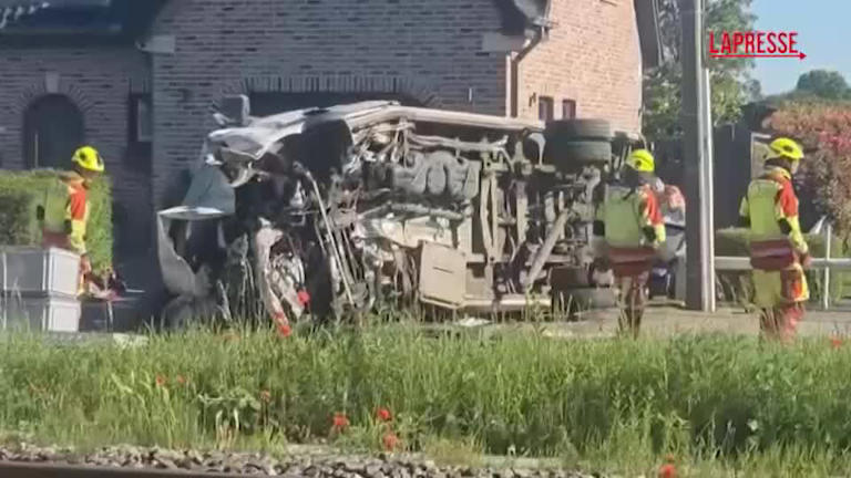 Belgio, treno investe scuolabus: diverse vittime. I soccorsi
