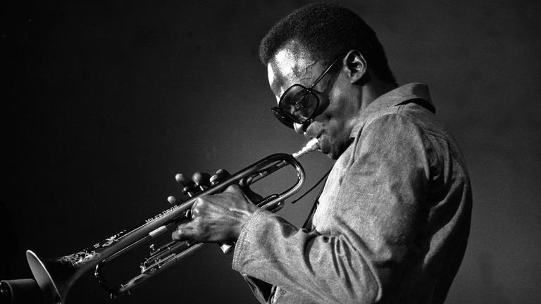 Miles Davis : comment célébrer son génie musical sans taire sa violence