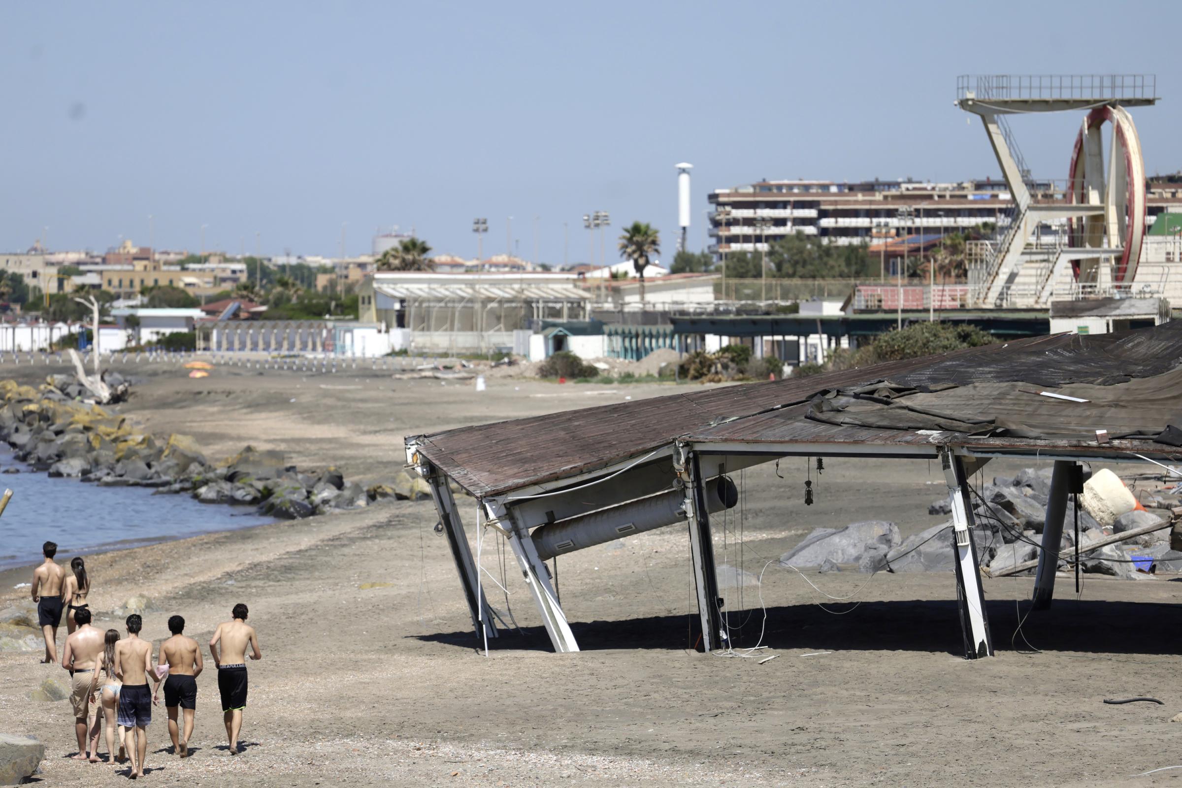 Ostia, stabilimenti balneari chiusi e distrutti: le foto