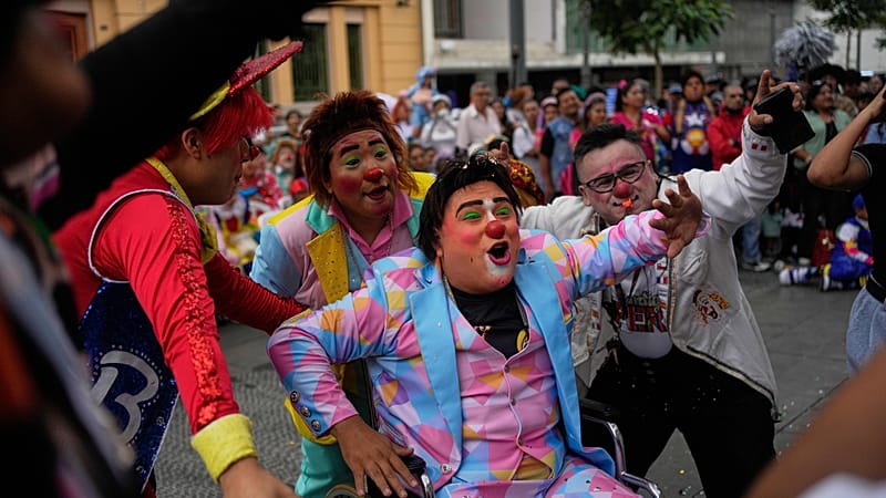 Payasos llenan las calles de Lima en el desfile del Día de la Risa
