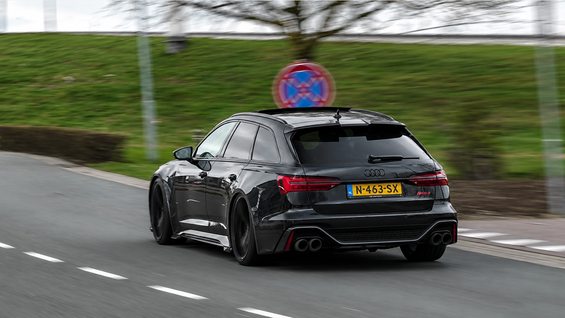 Audi RS6 modificado acelera a fundo em estrada pública