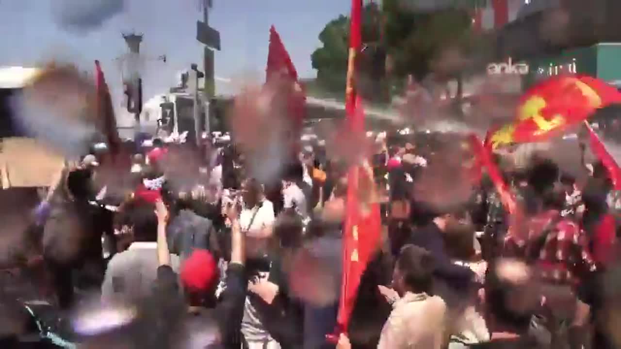 Özgür Özel'in mitingi öncesi Cumhuriyet Meydanı karıştı! Kalabalığa ...