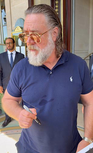 Angry Russell Crowe scolds fans waiting for his autograph outside Paris ...