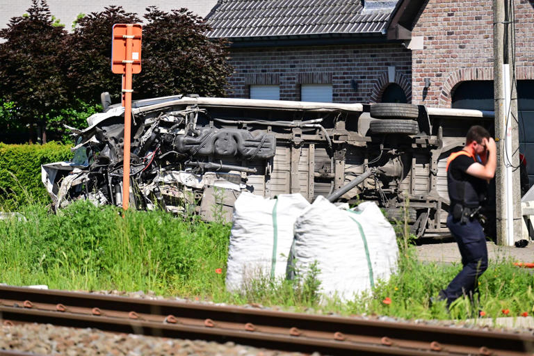 Schulbus in Belgien von Zug erfasst – vier Tote