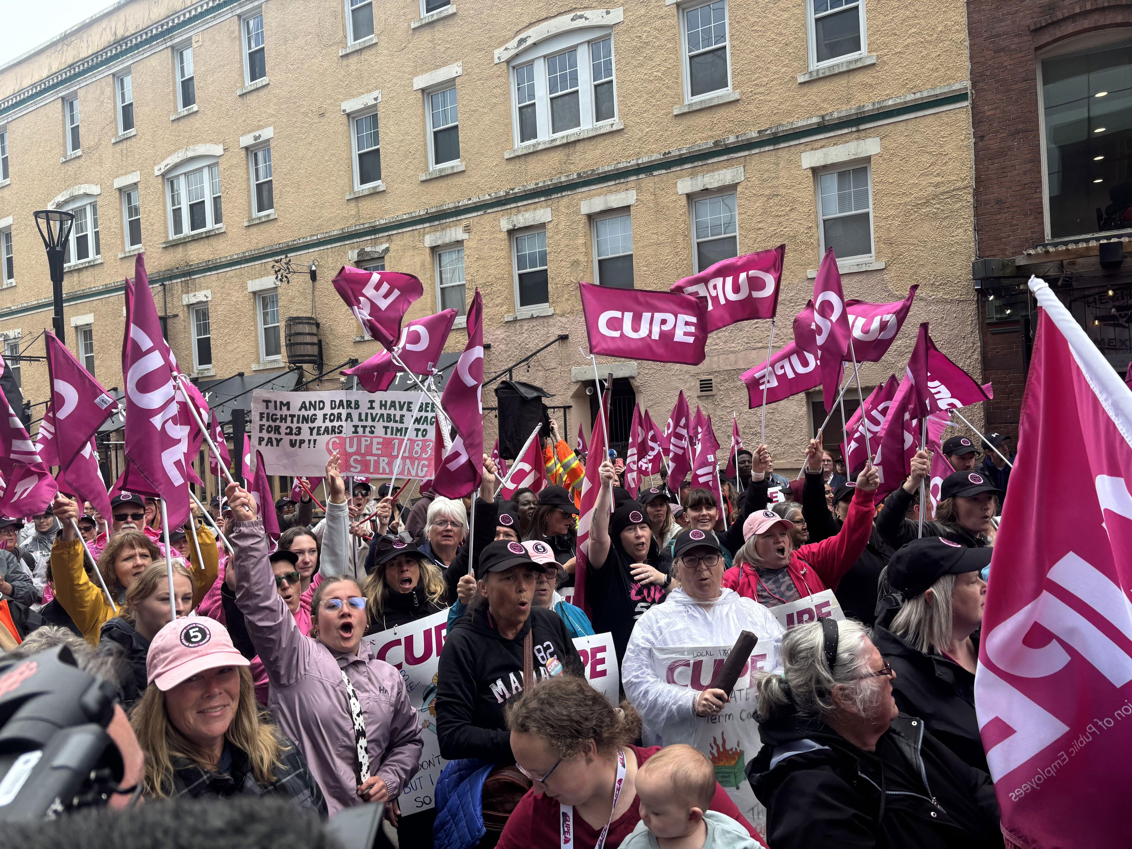 Des grévistes des foyers de soins manifestent pendant le discours de ...