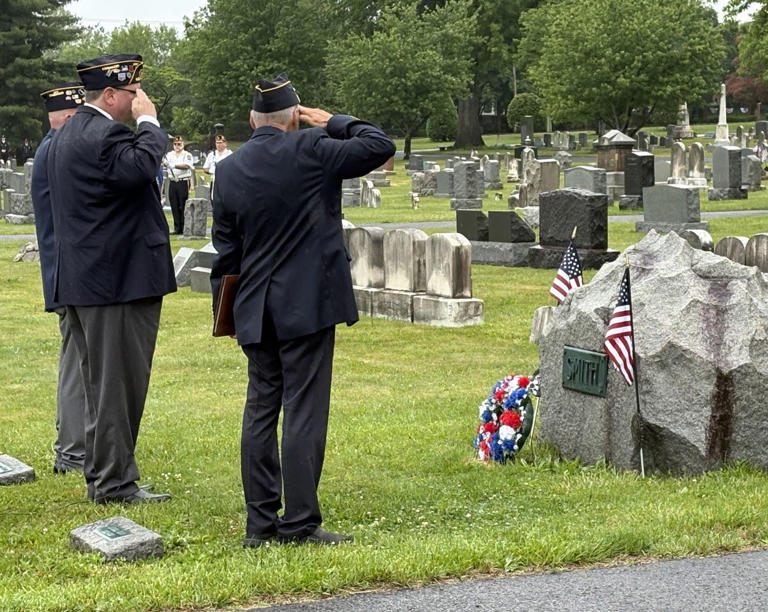 Newtown dodges raindrops to remember the fallen on Memorial Day