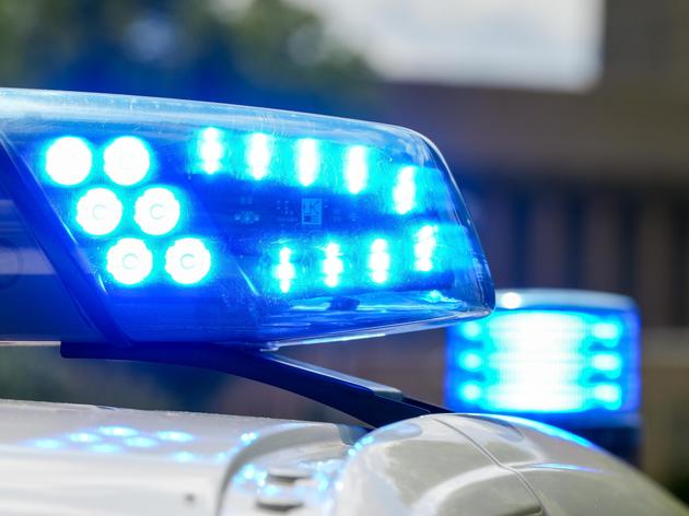 Lkw-Heck schwenkt aus und beschädigt Auto an Kreuzung