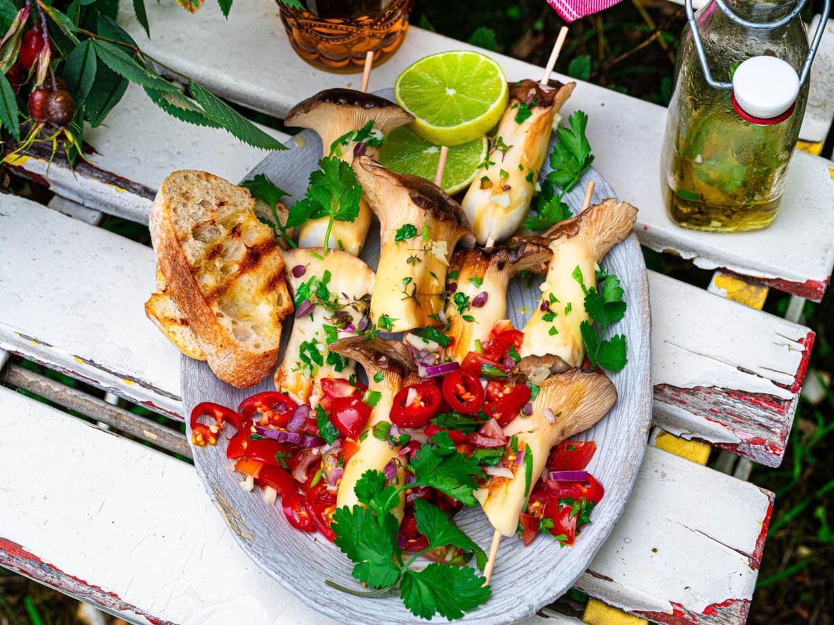 Saftiges Veggie-Glück vom Rost: Würzige Kräuterseitling-Spieße mit ...