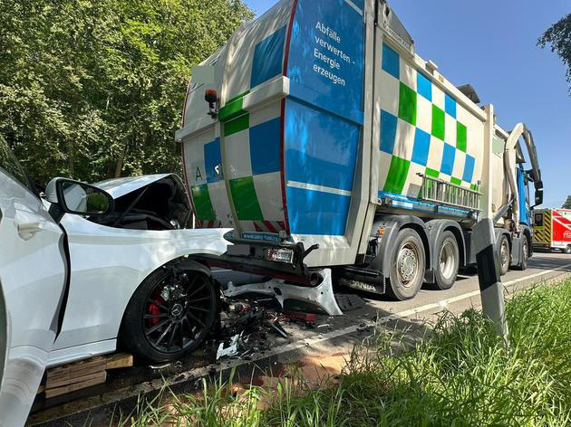 Auf Müllwagen geprallt: B51 nach Unfall gesperrt, 24-Jährige schwer ...