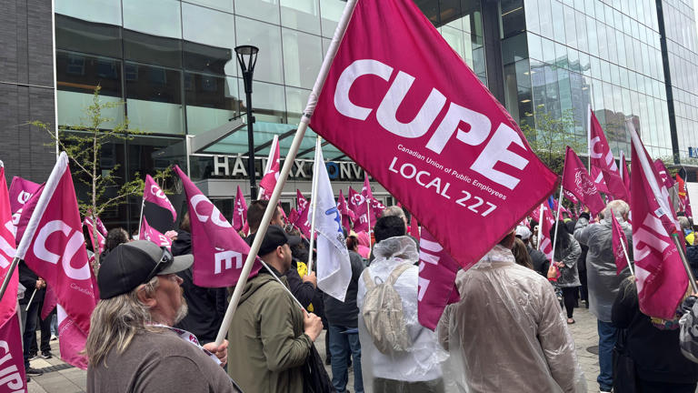 Des grévistes des foyers de soins manifestent pendant le discours de ...