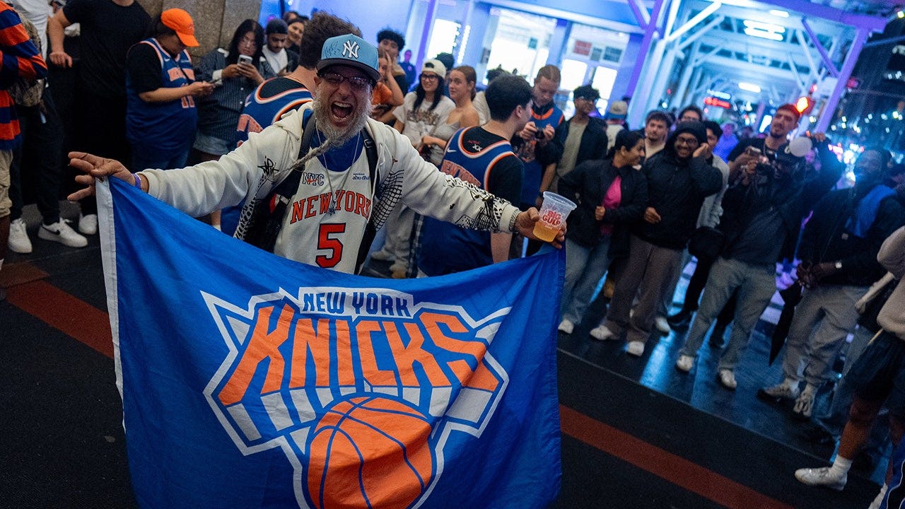 NYPD lifts ban on Knicks watch parties outside MSG for Game 1 of NBA ...