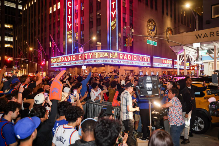 Thousands of Knicks fans swarm NYC streets to party with team headed to ...