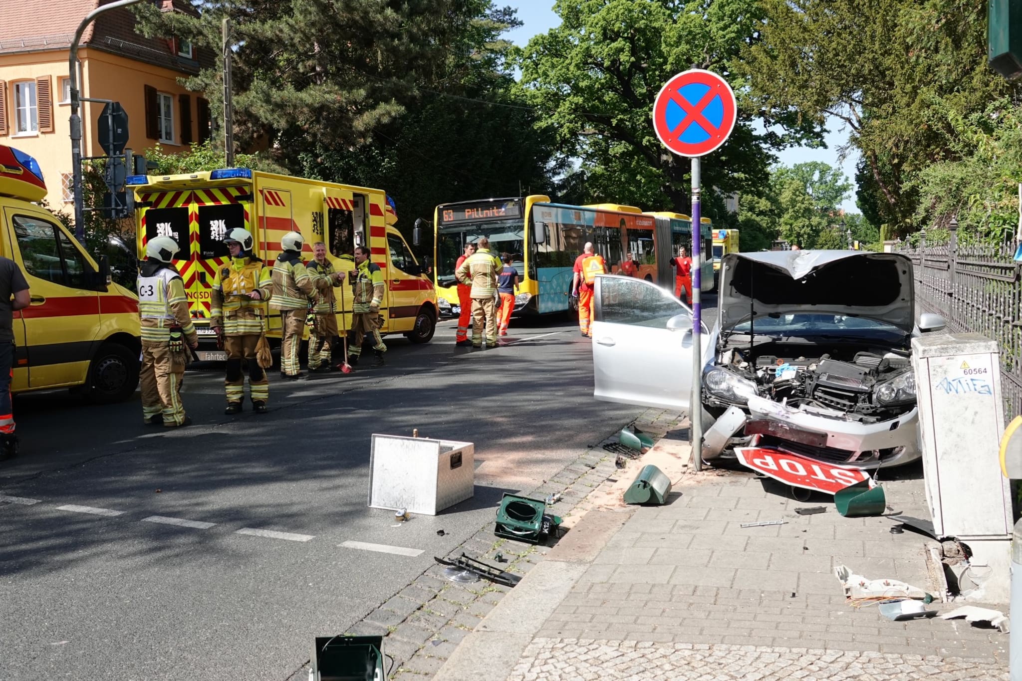 Auto prallt in Dresden gegen Gaslaterne und Ampel auf Hüblerstraße
