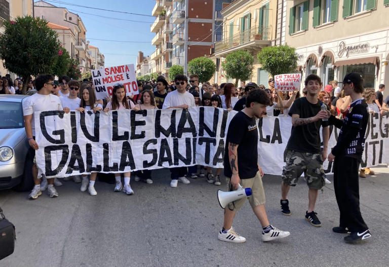 Sanità, studenti in corteo a Termoli 'giù le mani dagli ospedali'
