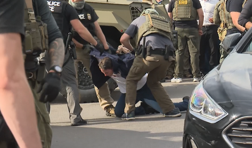 Tensions rise as ICE officers remove protestor barricades outside ...