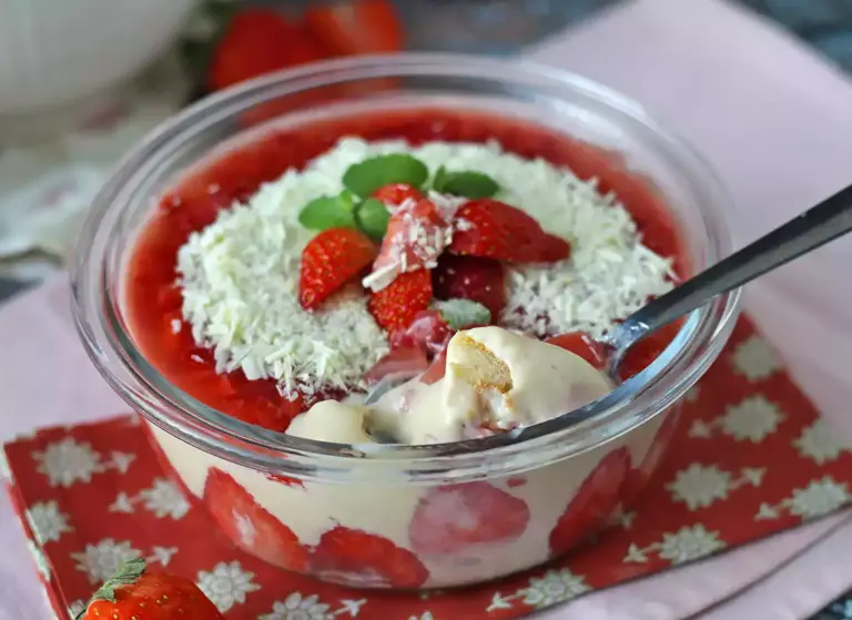 Pavê de morango, the Brazilian dessert - no-bake strawberry trifle