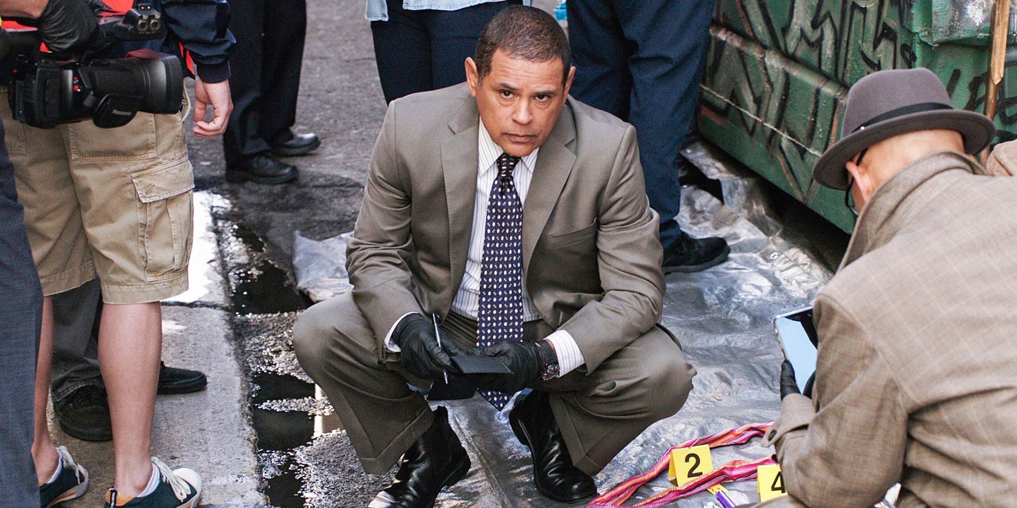 'Breaking Bad' star's easy-to-binge 6-part crime series spin-off is ...