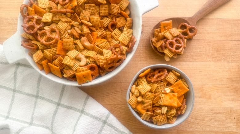 Crunchy buffalo snack mix recipe