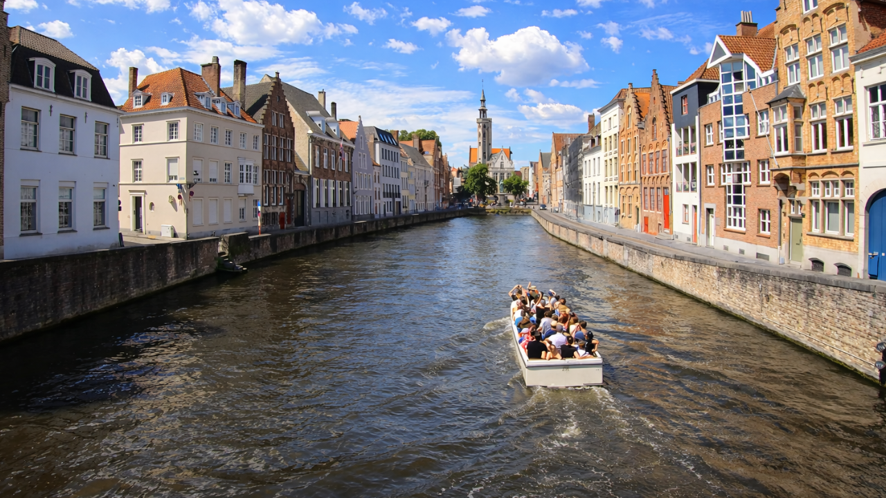 Vistas de los canales de Brujas, Bélgica, y paseo por el casco antiguo (4K)