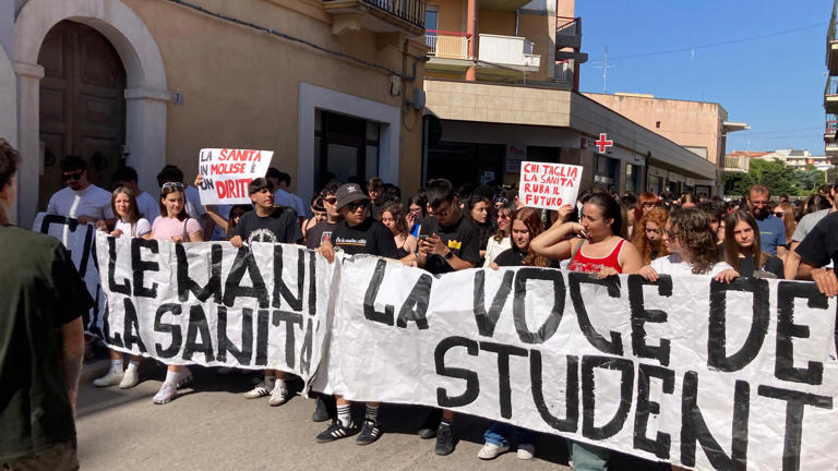 Sanità, studenti in corteo a Termoli 'giù le mani dagli ospedali'