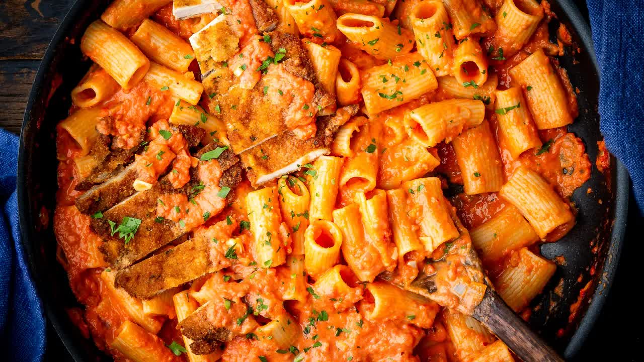 Creamy vodka rigatoni recipe to crave