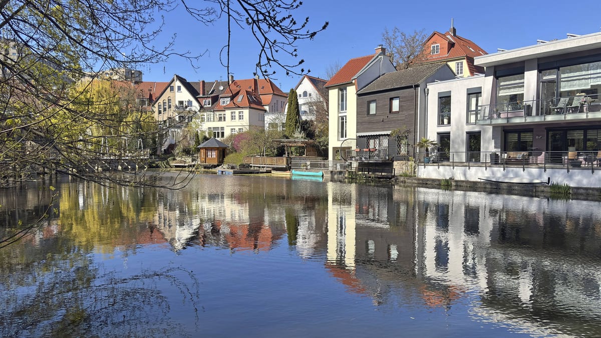 Rollstuhlfahrer stürzt in Oker – zwei Paddler handeln sofort