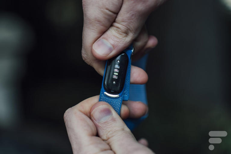 Test du Google Fitbit Air : ce bracelet sans écran cache la meilleure ...