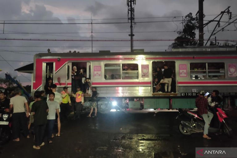 Terdengar tiga kali ledakan, KRL Duri-Tangerang mati total di Rawa Buaya