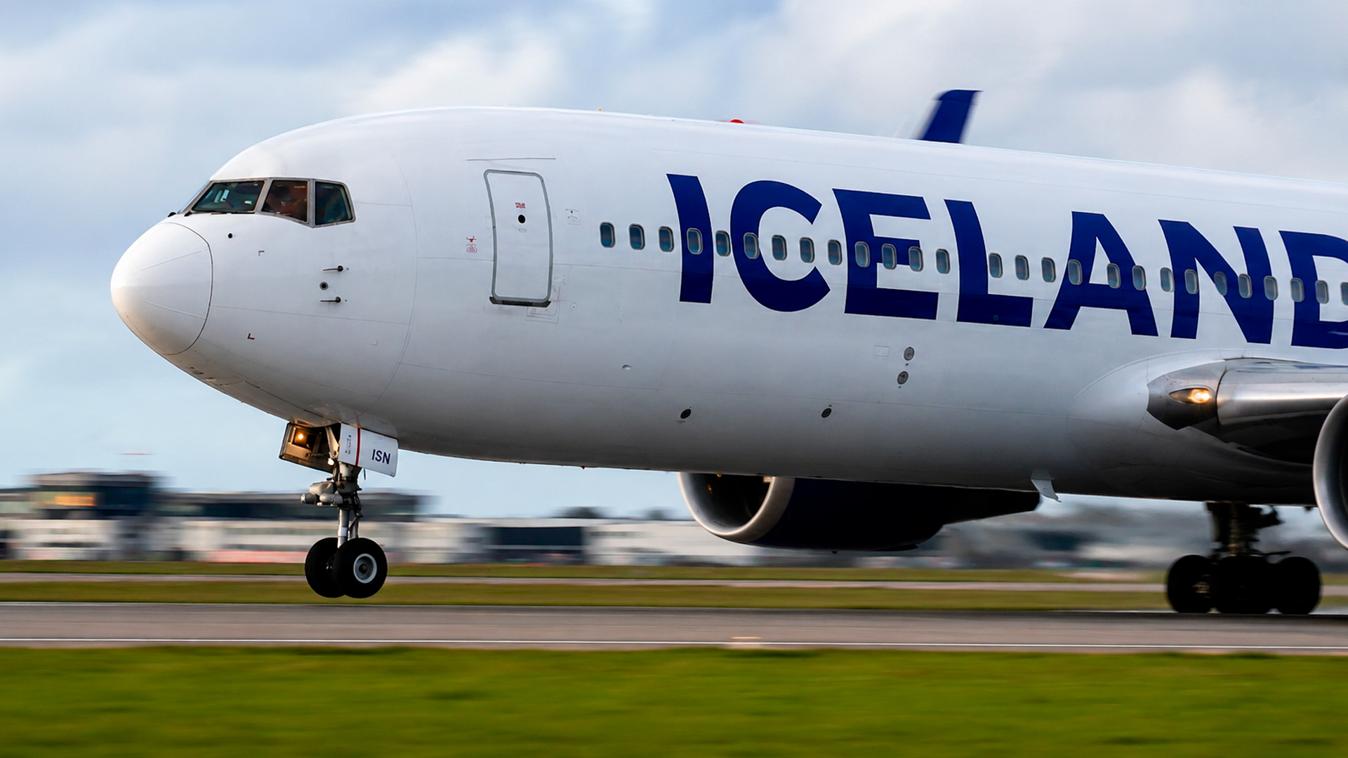 Rare Boeing 767 takeoff caught on camera