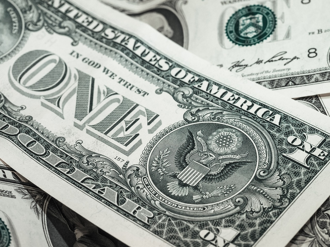 Dólar sobe com mudança de cenário global e saída de capital do Brasil ...