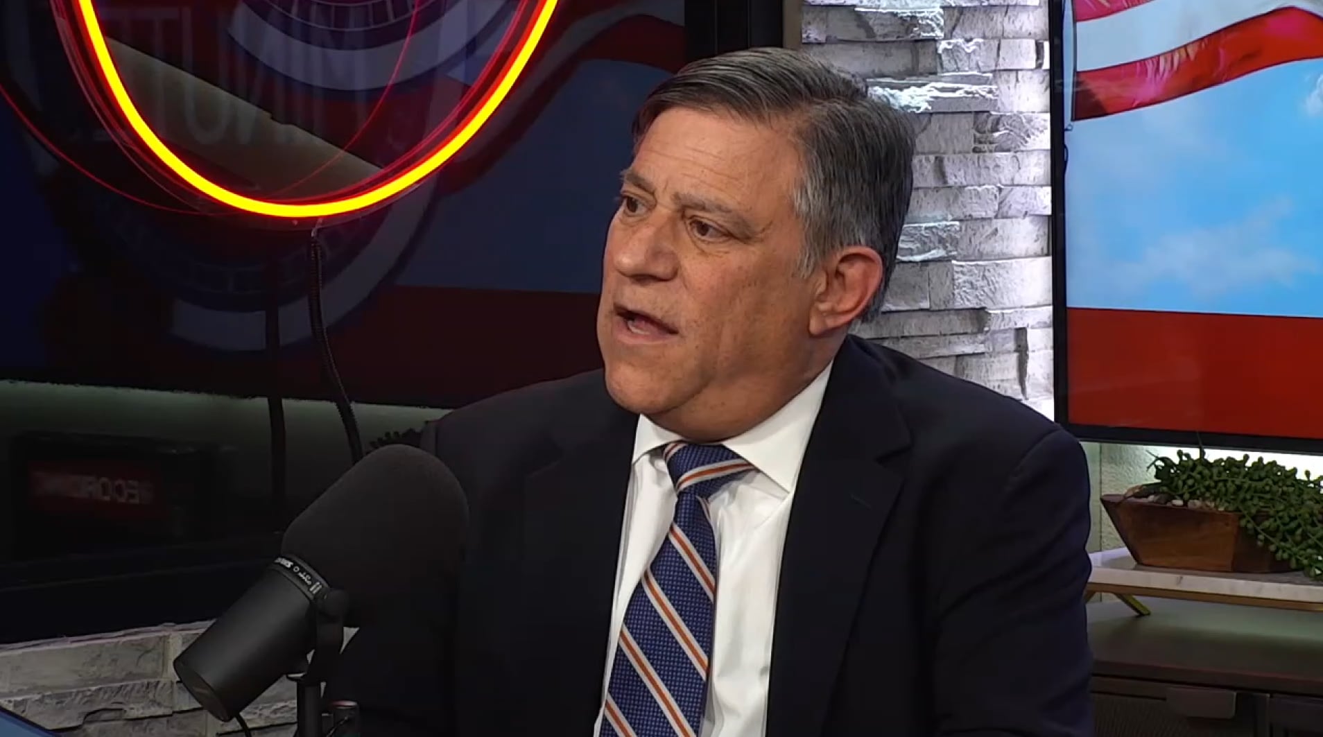 Got a minute? Dr. Jeff Gunter focuses on foreign policy in District 3 race