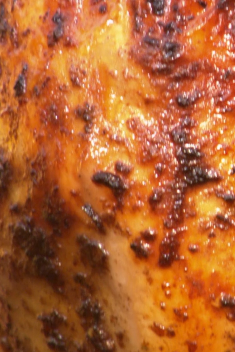 Jugoso pollo en lata de cerveza con piel crujiente