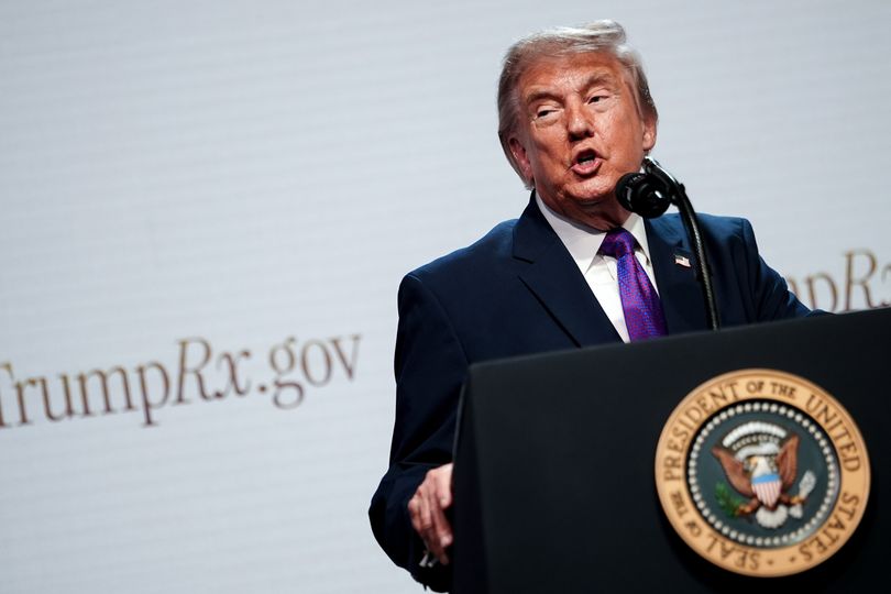 Paranoid Trump wants federal workers to sign NDAs after White House leaks