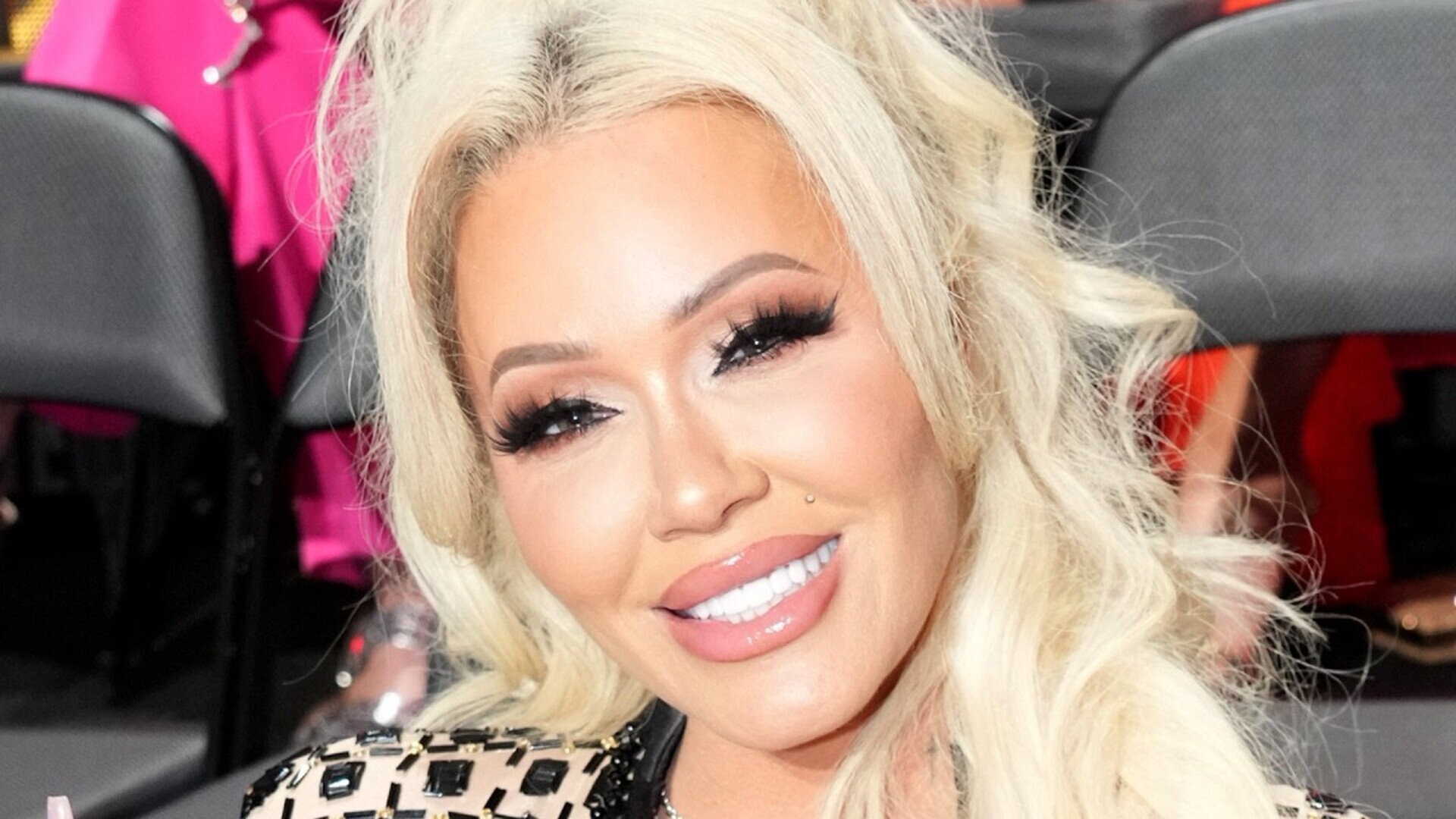 Jelly Roll's wife is so stunning without makeup