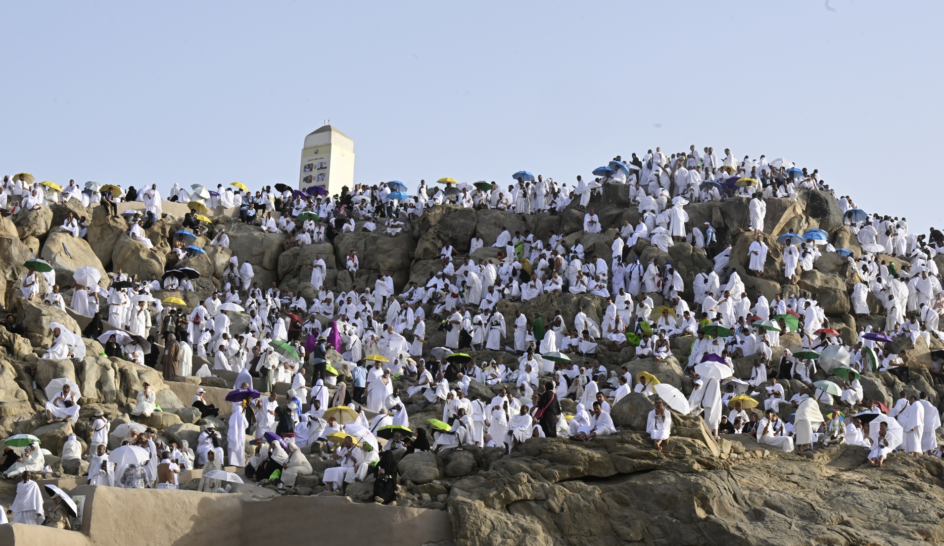 Cientos de miles de fieles llegan al monte Arafat en la jornada más ...