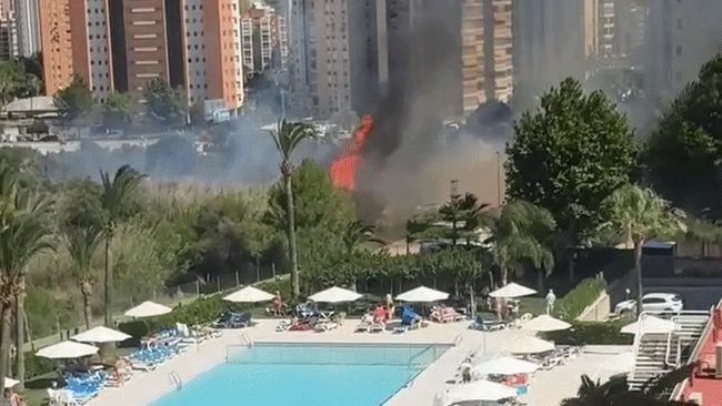 Air crews sweep in to douse bush fire in Benidorm
