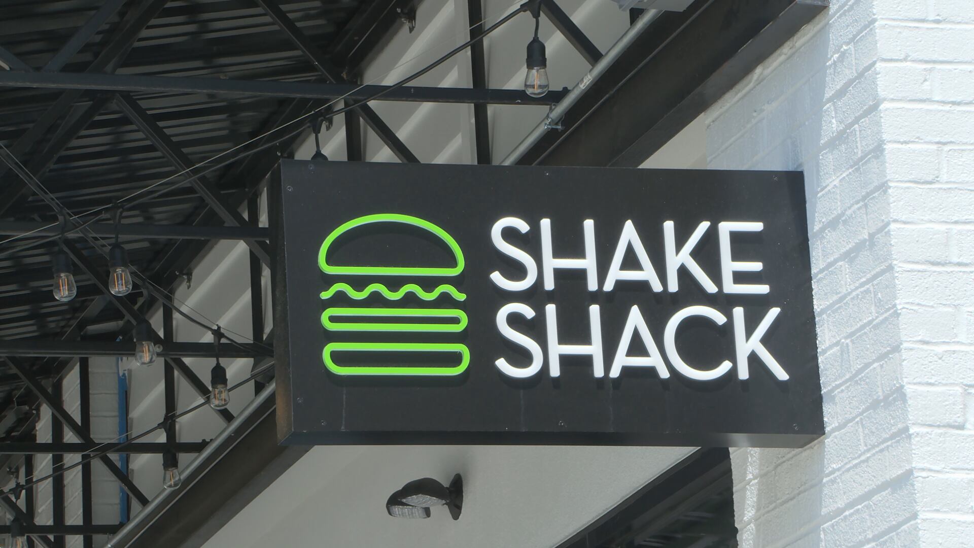 Man arrested in 2025 assault that sent teen Shake Shack worker to ...