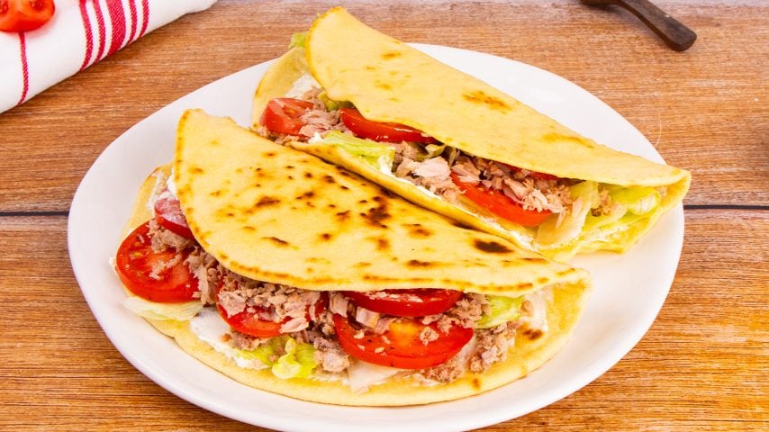 Piadina al tonno: fresco e leggero, perfetto per un pranzo veloce!