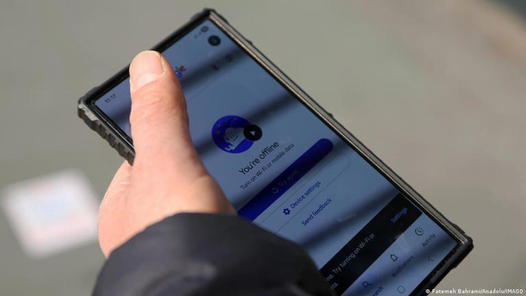 Iran: Data show partial restoration of internet connectivity